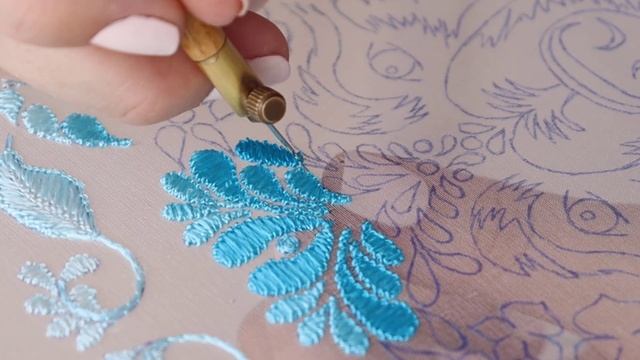 Часть 3. Вышиваю мишку люневильским крючком и рассказываю историю люневильской вышивки.