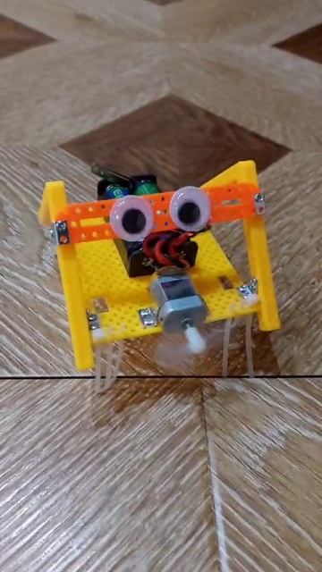 Выставка НТТ-2025. Калугин Антон, 9 лет. Робот- черепаха.