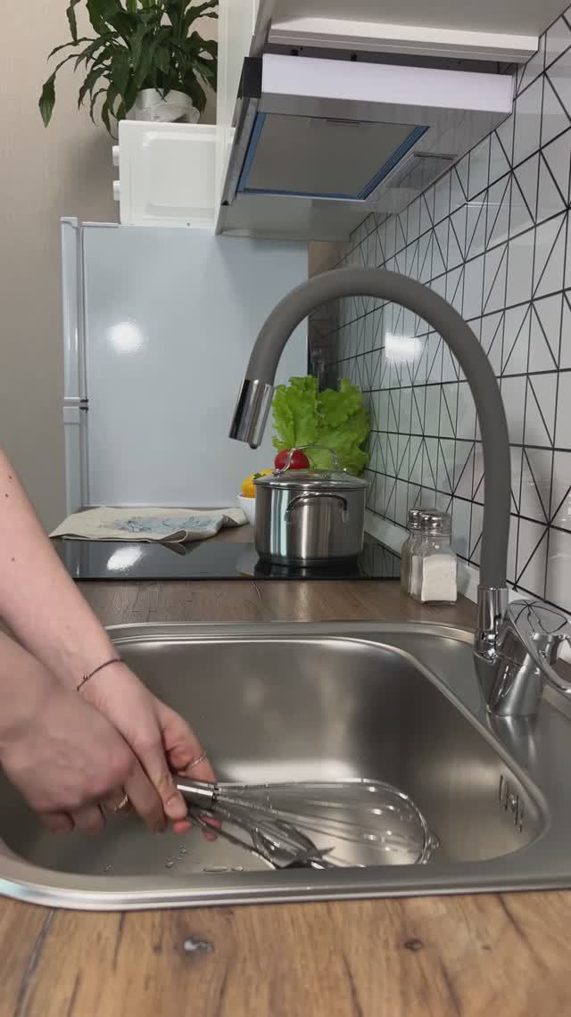 Серая утка для воды. Универсальная форма кухонного крана