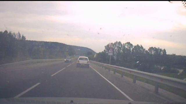 У встречной фуры взорвалось колесо прямо в форточку водителя Витц