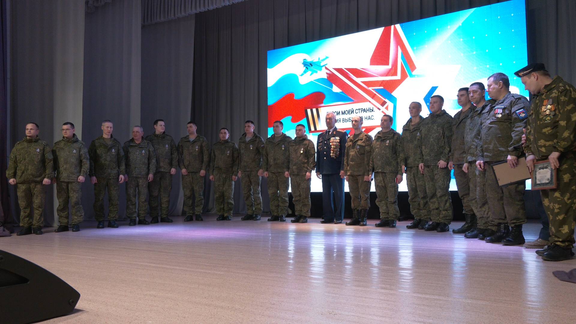 В Кургане 15 военнослужащих наградили медалями «Ветеран боевых действий СВО»