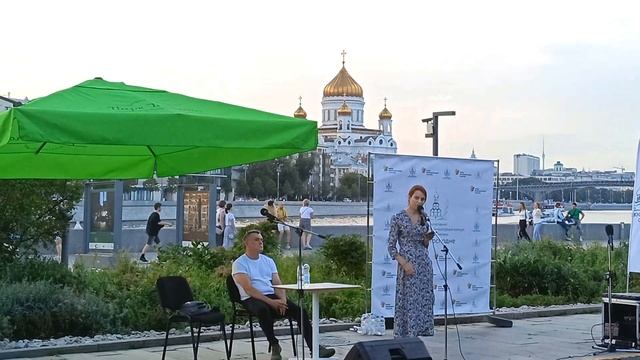 Татьяна Селезнёва читает свои стихи о СВО в парке "Музеон", 27.07.2024