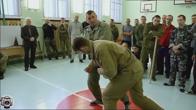 Аркадий Алексеевич Кадочников объясняет принципы работы