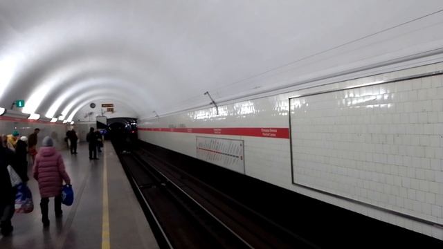 Спецсостав на станции "Площадь Ленина".mp4