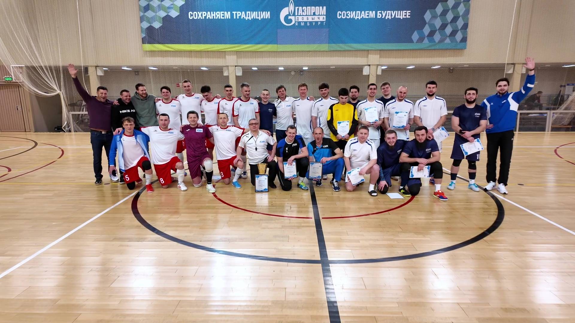 КТО С МЯЧОМ К НАМ / В Ямбурге определили лучшую команду «Газпром добыча Ямбург» по футзалу