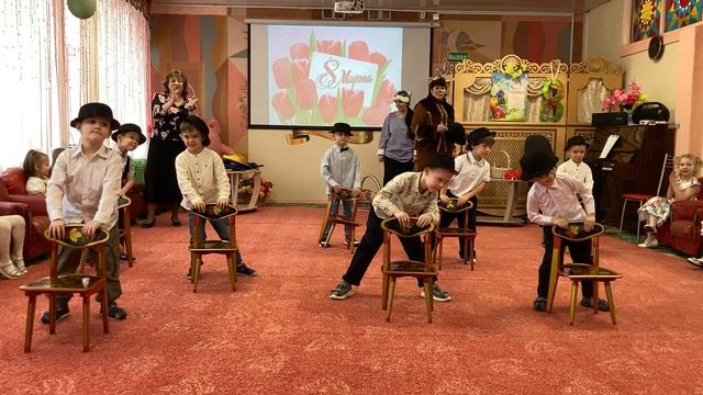 Танец мальчиков в шляпах. Группа №7 "Светлячки"