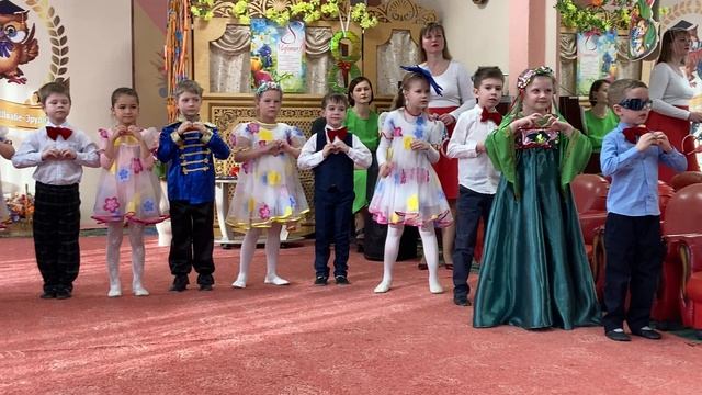 Песня на английском языке.  Группа №12 "Цветики-семицветики"