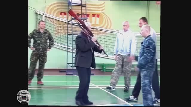 Аркадий Алексеевич Кадочников объясняет принципы работы