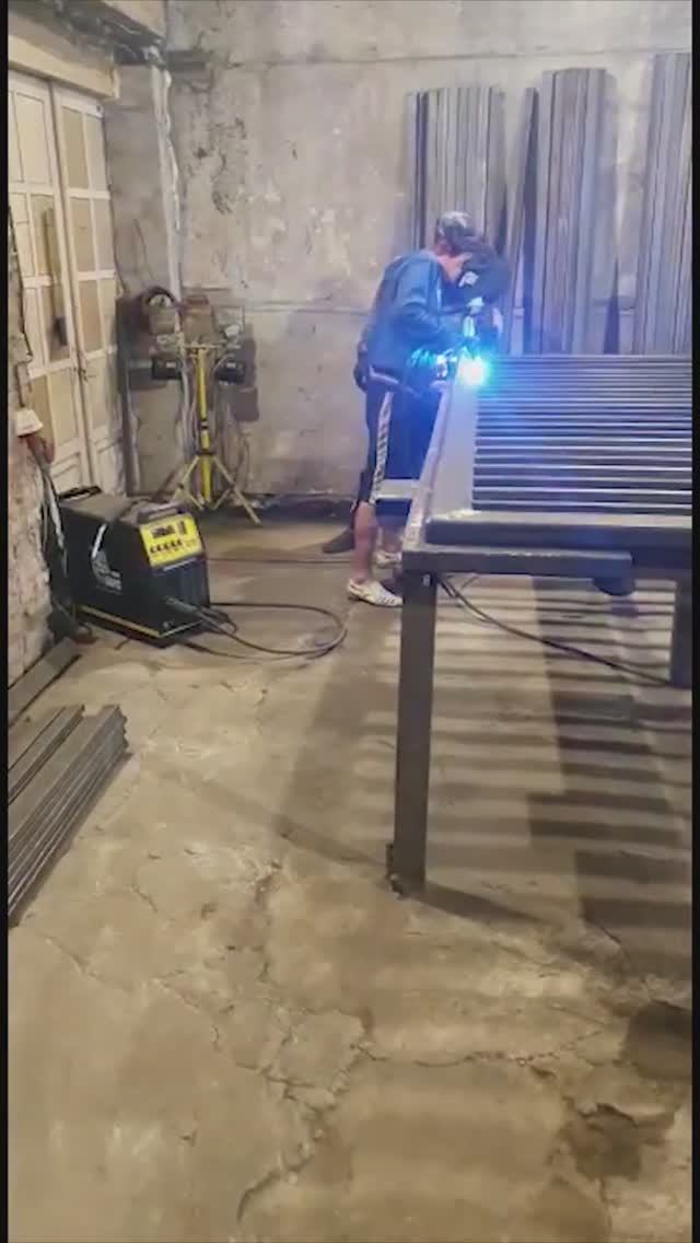 Изготовление больших секций для забора - БАРСВЕЛД жжет - #shorts