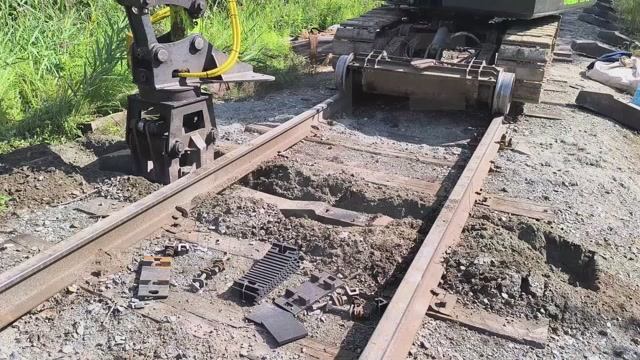Смена шпал экскаватором на жд ходу!