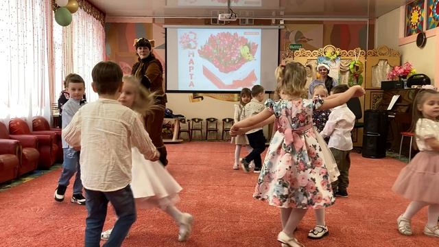 Танец "С бабушкой". Группа №7 Светлячки"