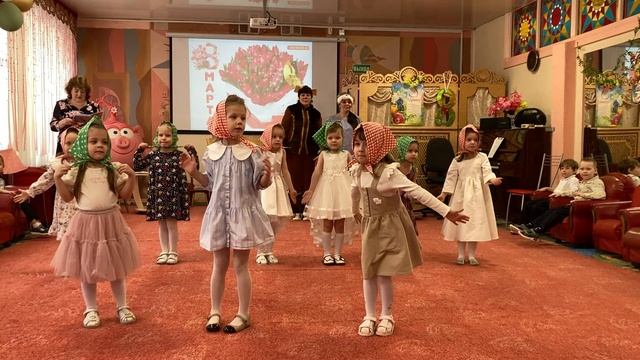 Танец девочек "Матрешки". Группа №7 "Светлячки"