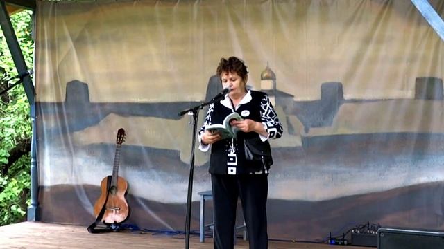 Надежда_Камянчук читает свои стихи на поэтическом фестивале "Словенском поле". Изборск - 2023.