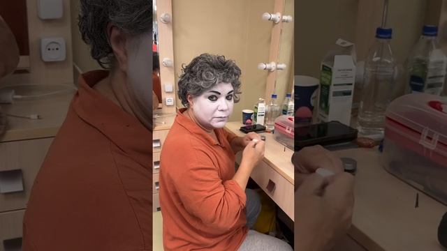 Что происходит за кулисами театра?