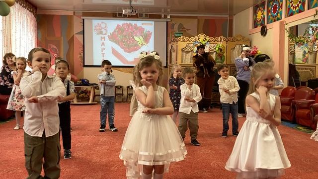 Танец "Наша мама". Группа №7 "светлячки"