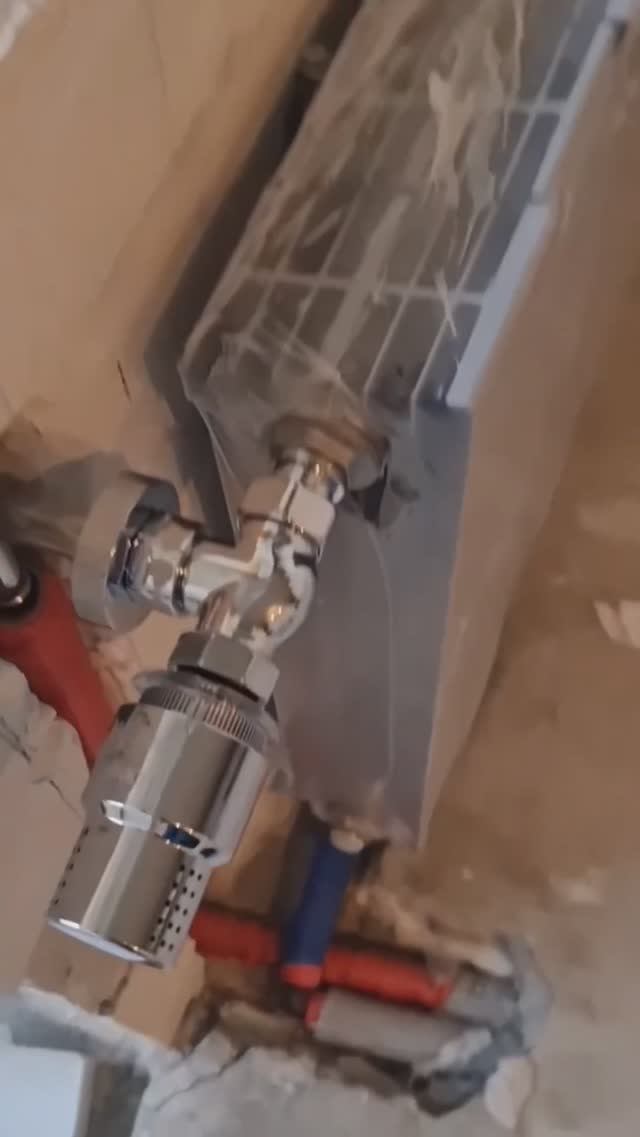 Монтаж Pianoforte в цветеSilver Satin и термостатические головки серии Design в цвете хром