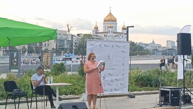 Оксана Москаленко читает свои стихи о СВО в парке "Музеон" в Москве, 27.07.2024
