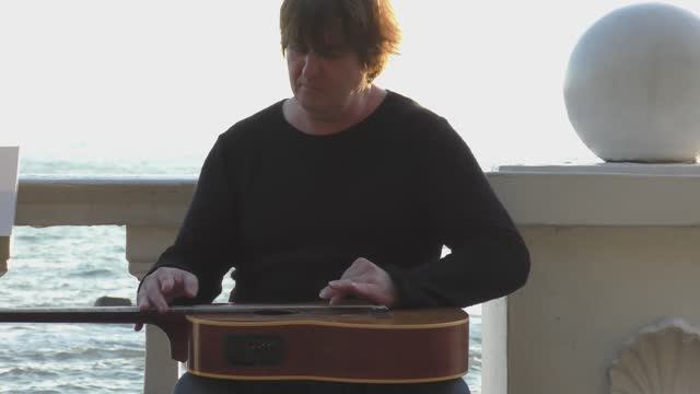 Набережная Сочи. Осень. Вечер. Музыкант. #путешествия