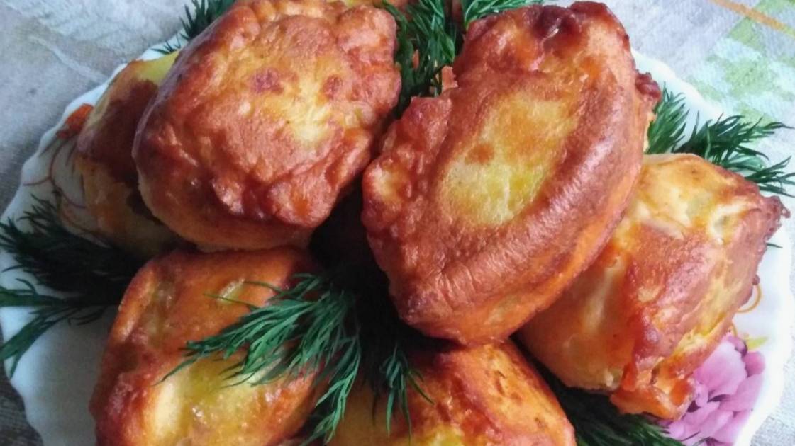 Картофель в кляре с гранатовыми семенами.