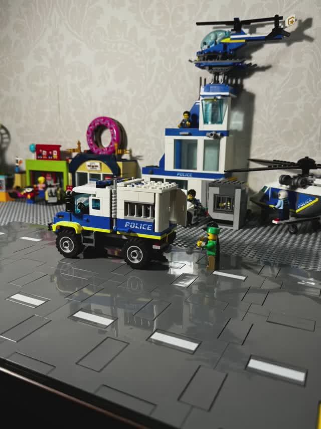 Сборка ЛЕГО полицейский фургон, преступник сбежал.