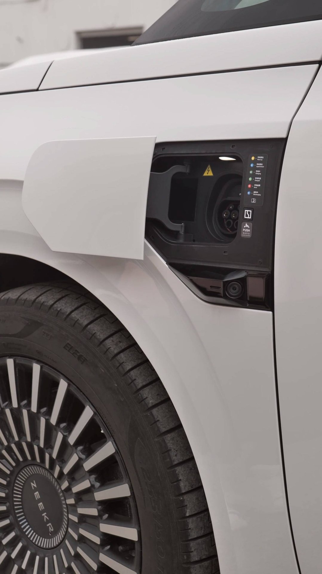 Zeekr 009 - Как зарядить аккумулятор автомобиля