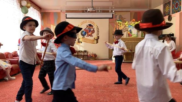 Танец мальчиков-джентльменов. Группа №12 "Цветики-семицветики"