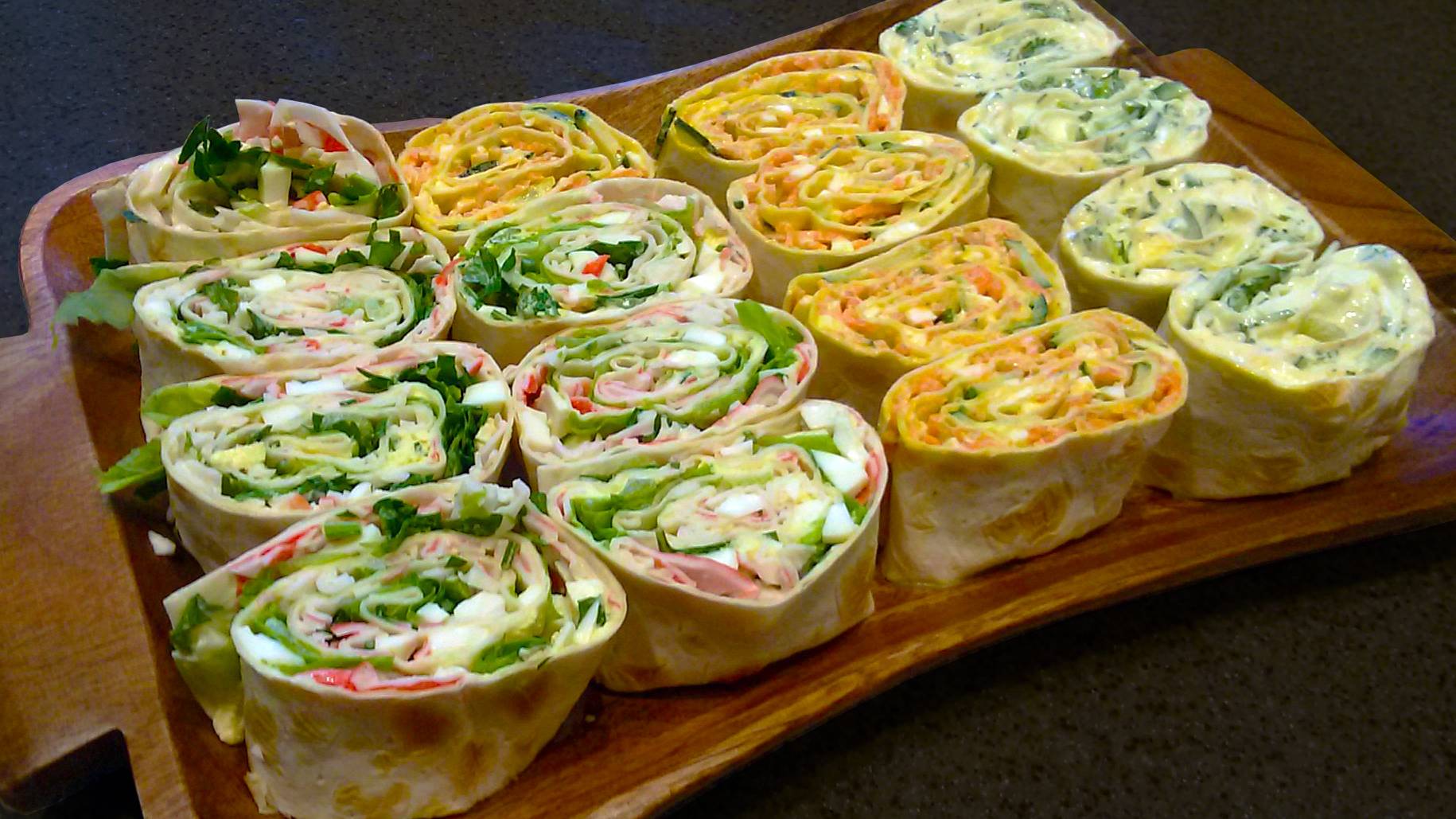 Рецепты из лаваша. 3 лучшие начинки для лаваша: рулет с крабовыми палочками, с сыром и с морковью.