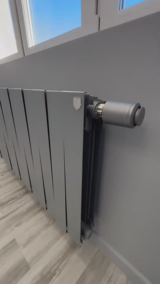 Серебристые биметаллические дизайн-радиаторы Royal Thermo Pianoforte Silver Satin в сером интерьере