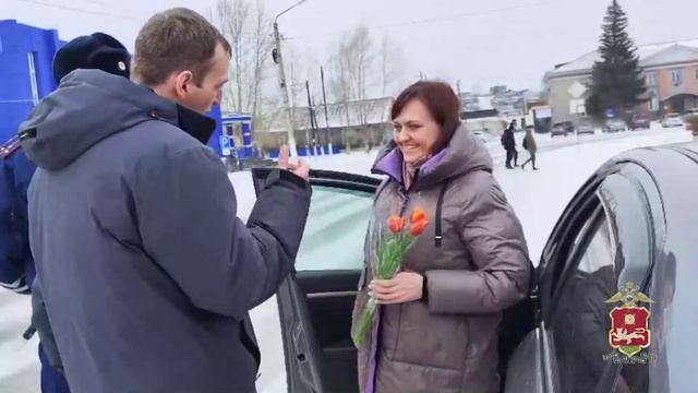 В Ширинском районе Хакасии госавтоинспекторы и общественники дарили женщинам-водителям цветы