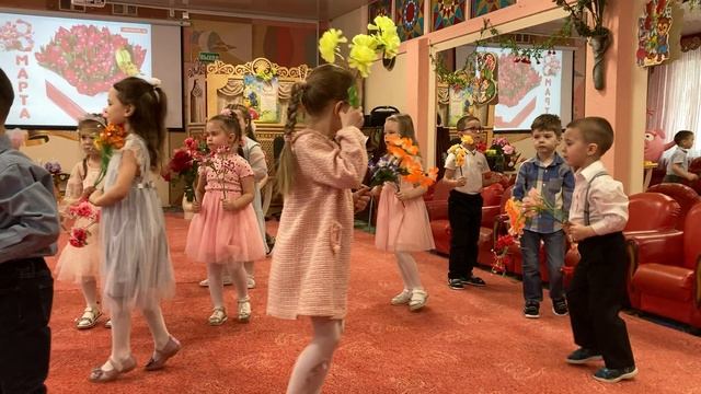 Танец с цветами "Нет дороже слова "мама", группа №10 "Солнечные зайчики"