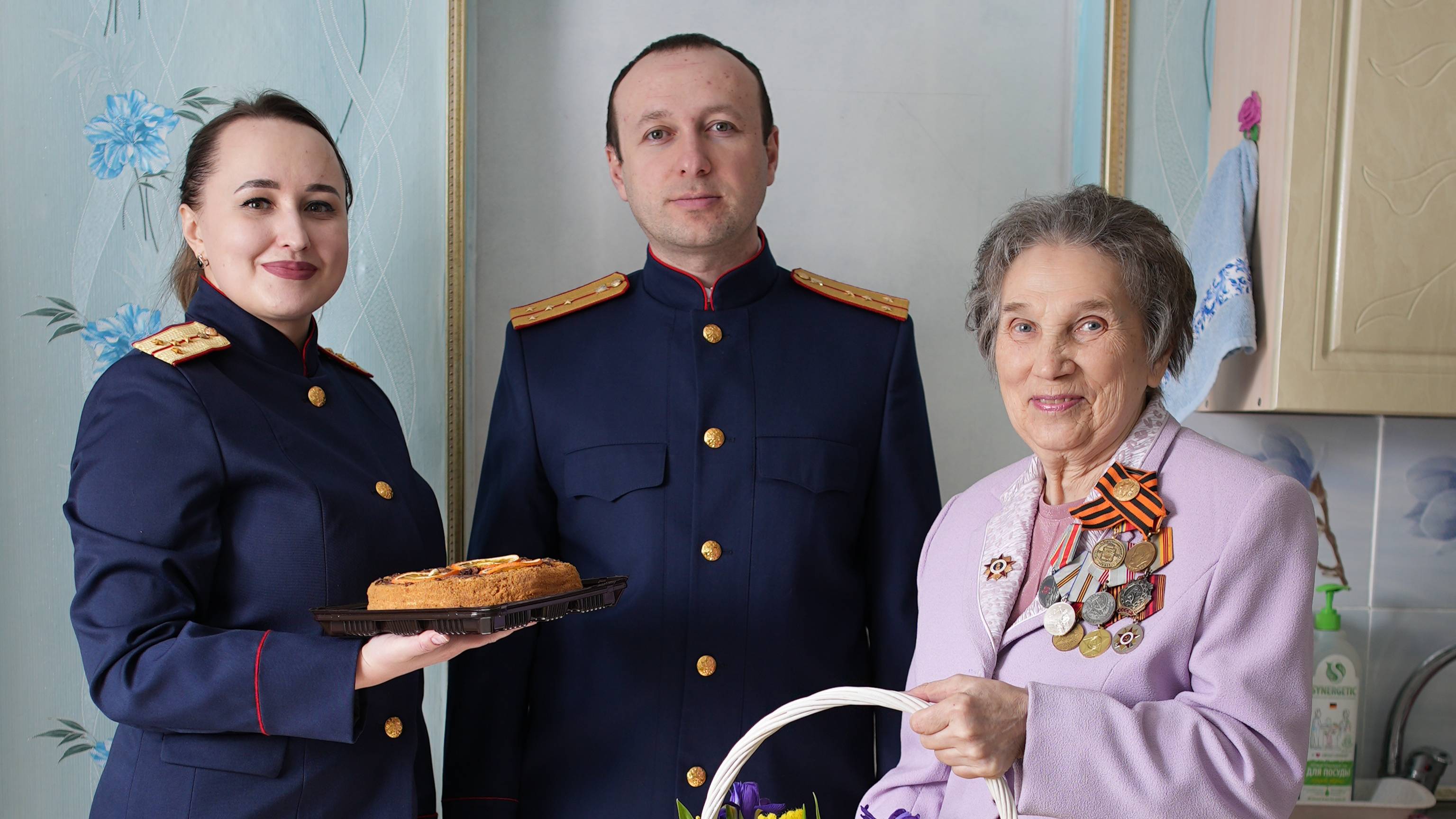 Сотрудники Петровского МСО поздравили малолетнюю узницу концлагеря с 8 марта