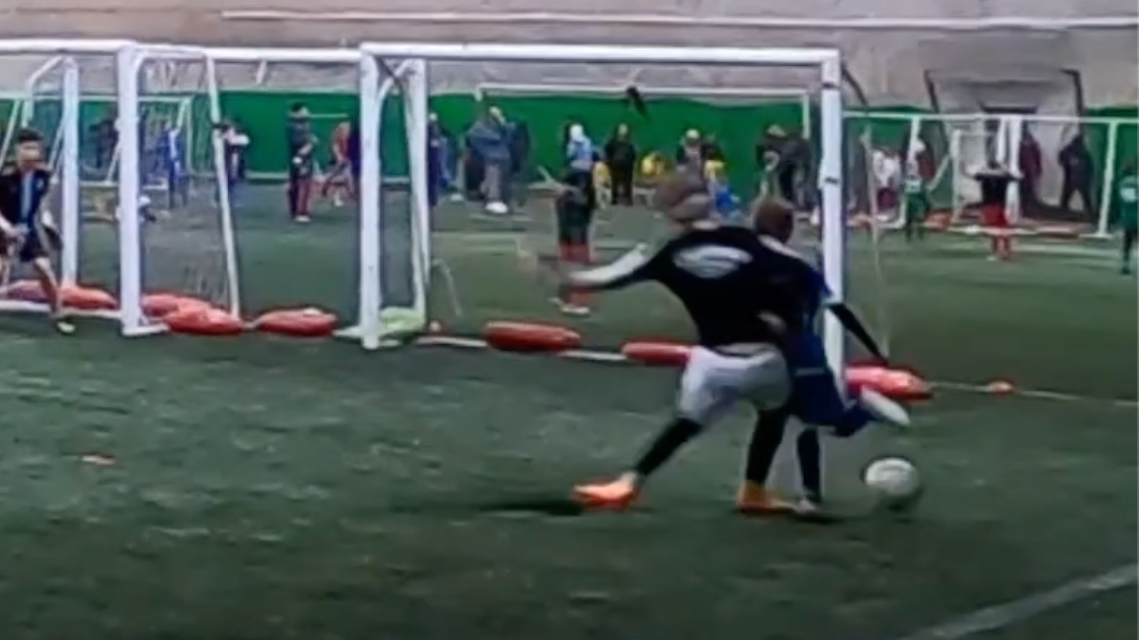 Пас разворотом