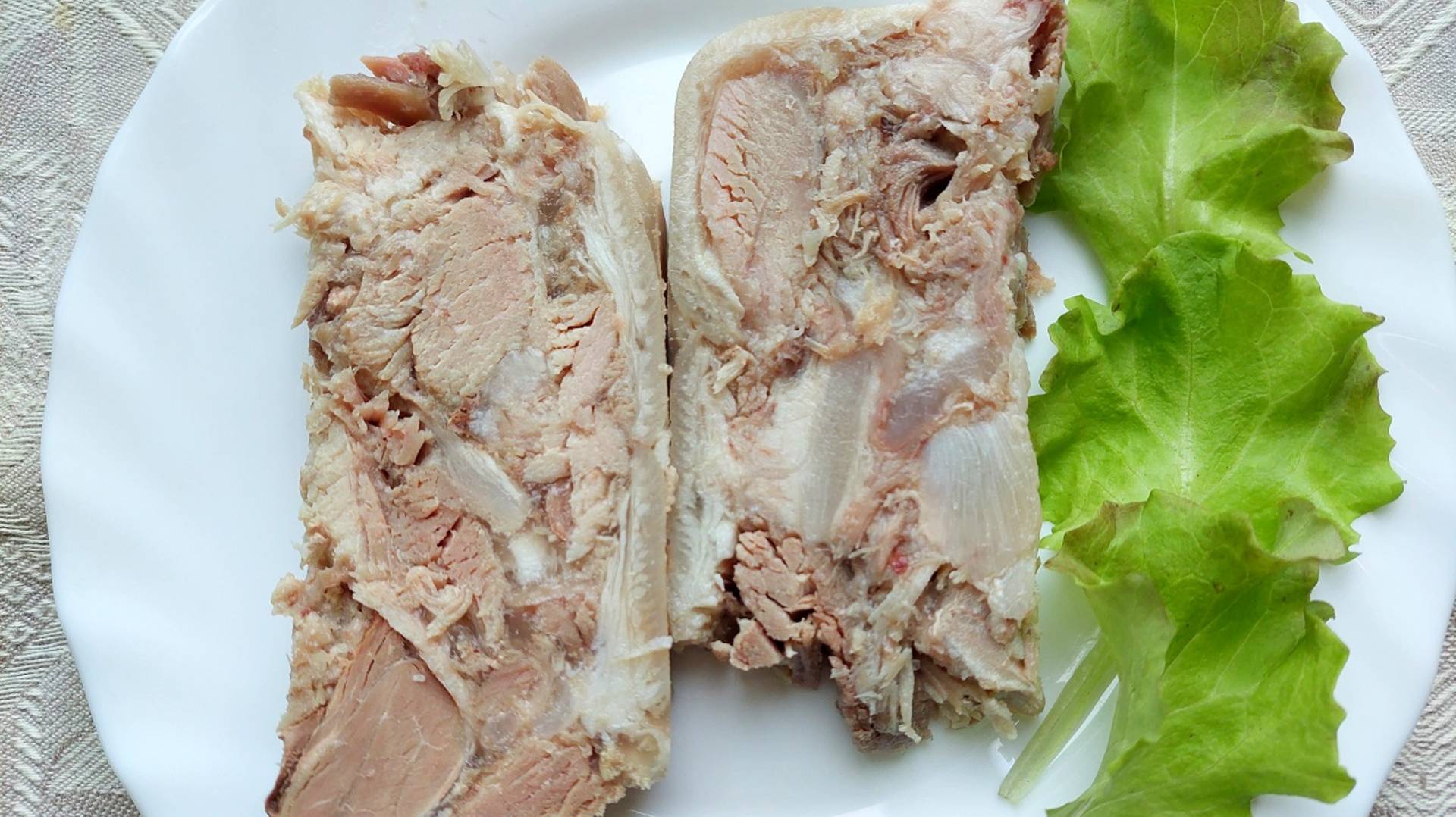 Прессуем мясо свиной рульки – это и праздничная закуска и замечательная замена магазинной колбасе.