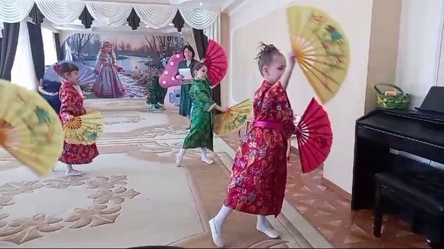 Танец"Херабуна с веерами"