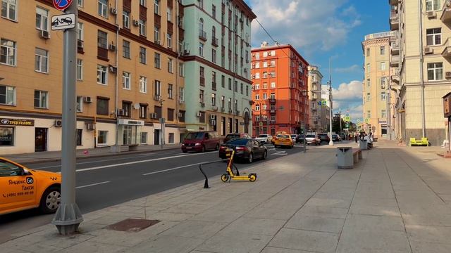 Москва в золоте: Девушки и роскошная прогулка летом