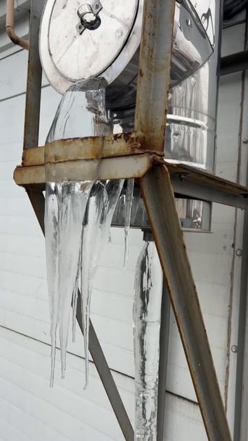 Сталактит и сталагмит. Наружный дымоход и ледяная скульптура #стройка #наружный #отопление #печь