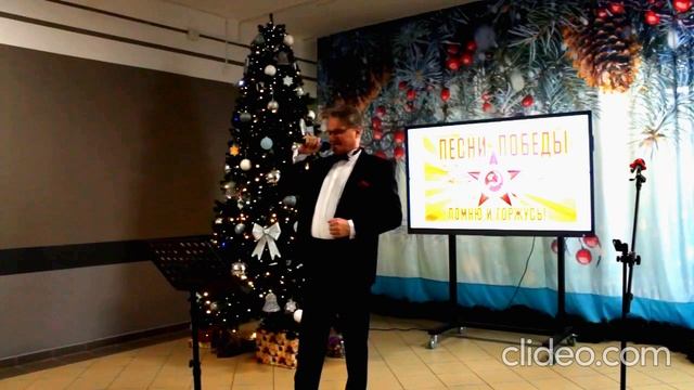 "Поклонимся великим тем годам", исполняет Олег Усенко-Золотос.