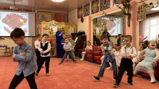 Танец мальчиков. группа №19 "Солнечные зайчики"