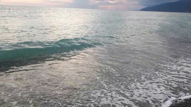 море в Гагре с видом на горы