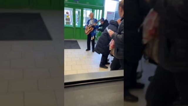 Сейчас импровизированный концерт к 8 марта в Пятёрочке на Минаева, 15😊