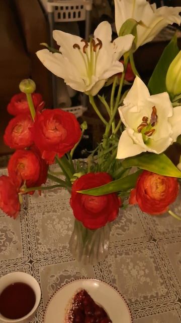 С Женским Днем! Завтрак в 4 часа дня с тортиком