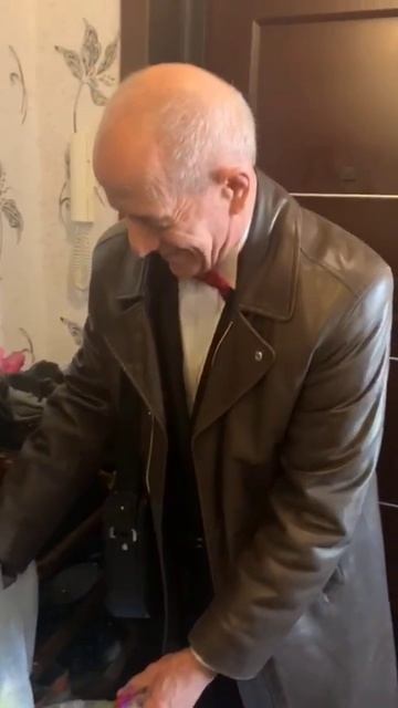 Дедушка пришел нас поздравить с 8 МАРТА ....🥀🌺🌹