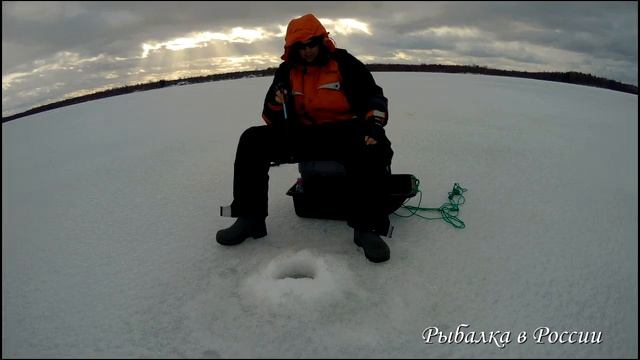 Ловля окуня на блесну . Весенняя рыбалка со льда + Подводная съемка .