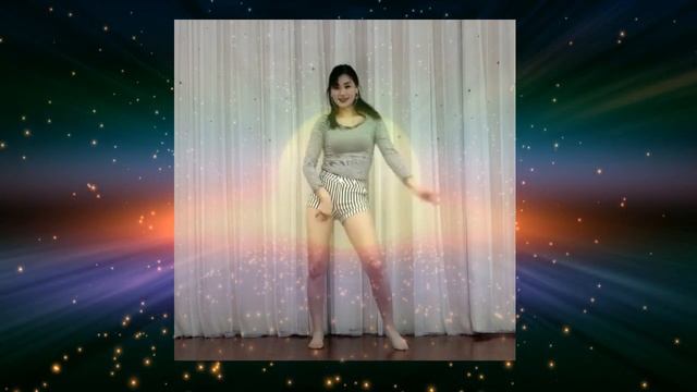 Красавица Цин Цин  (Qingqing)  танцует чувственный танец под  хит 80х- "Позвони мне позвони"  #青青