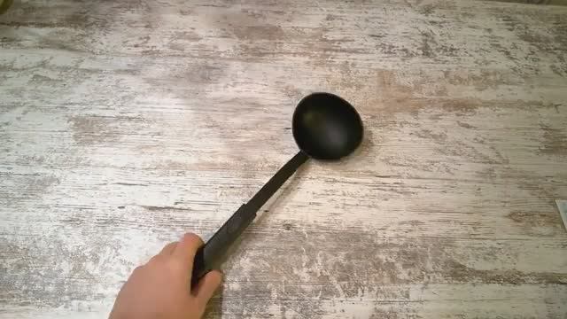 Не выбросила поварёшку, а сделала сувенир.