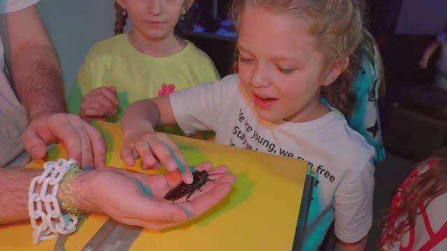 КРОЛИК или ТАРАКАН!?
ДЕТСКАЯ ВЕЧЕРИНКА с сюрпризом!