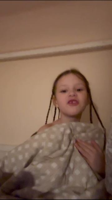 Внучка спела. Насмешила. Особенно выражение лица в конце порадовало