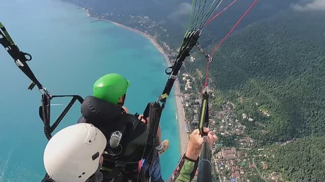 Прыжок на параплане с горы.