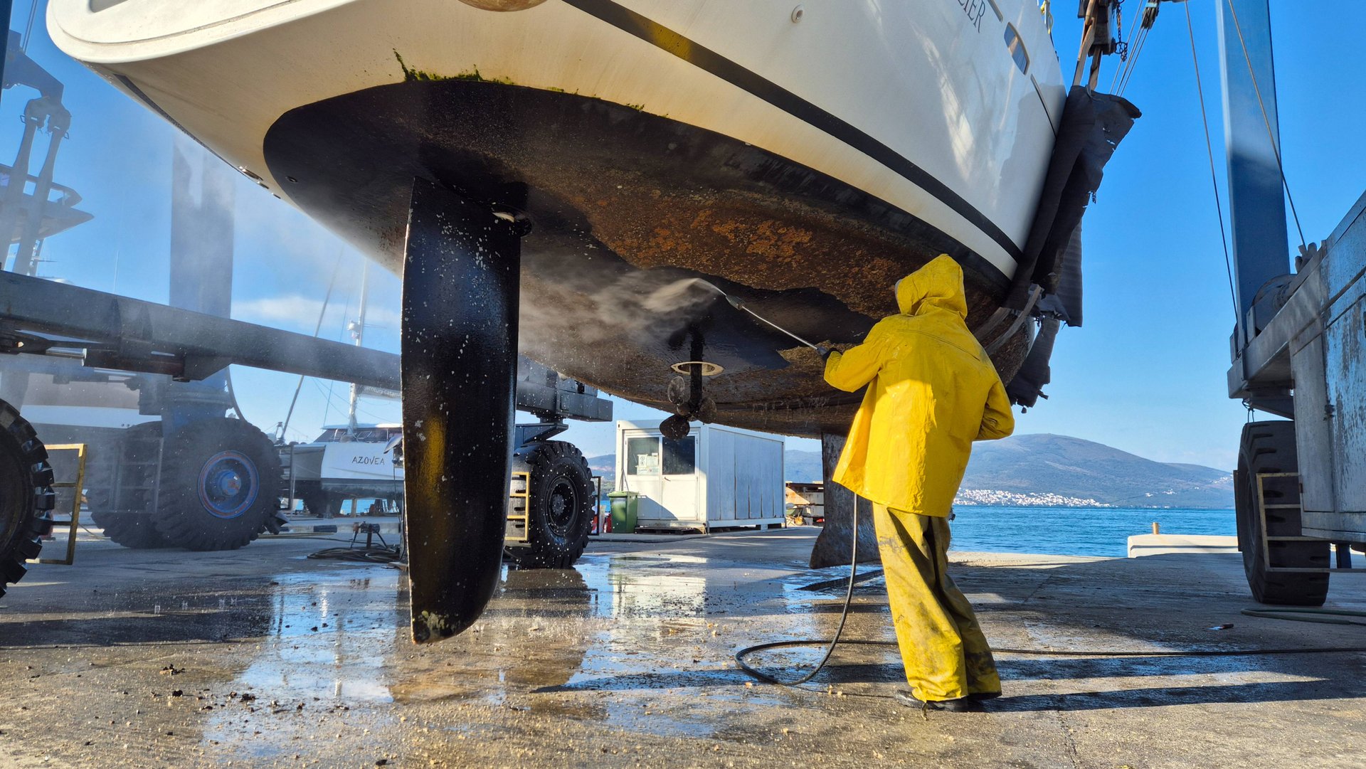 Подъём большой парусной яхты. Сервис и ремонт лодки