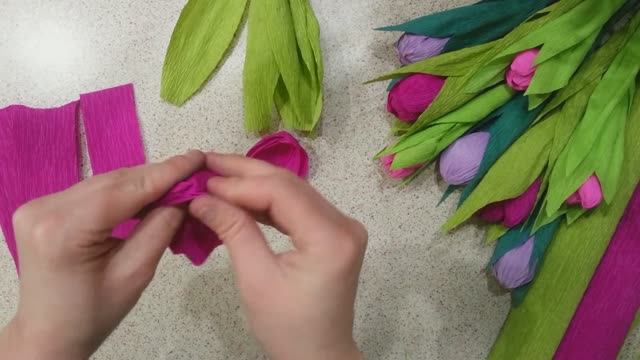 Тюльпаны из гофрированной бумаги .2 Мастер класса.Tulips made of corrugated paper